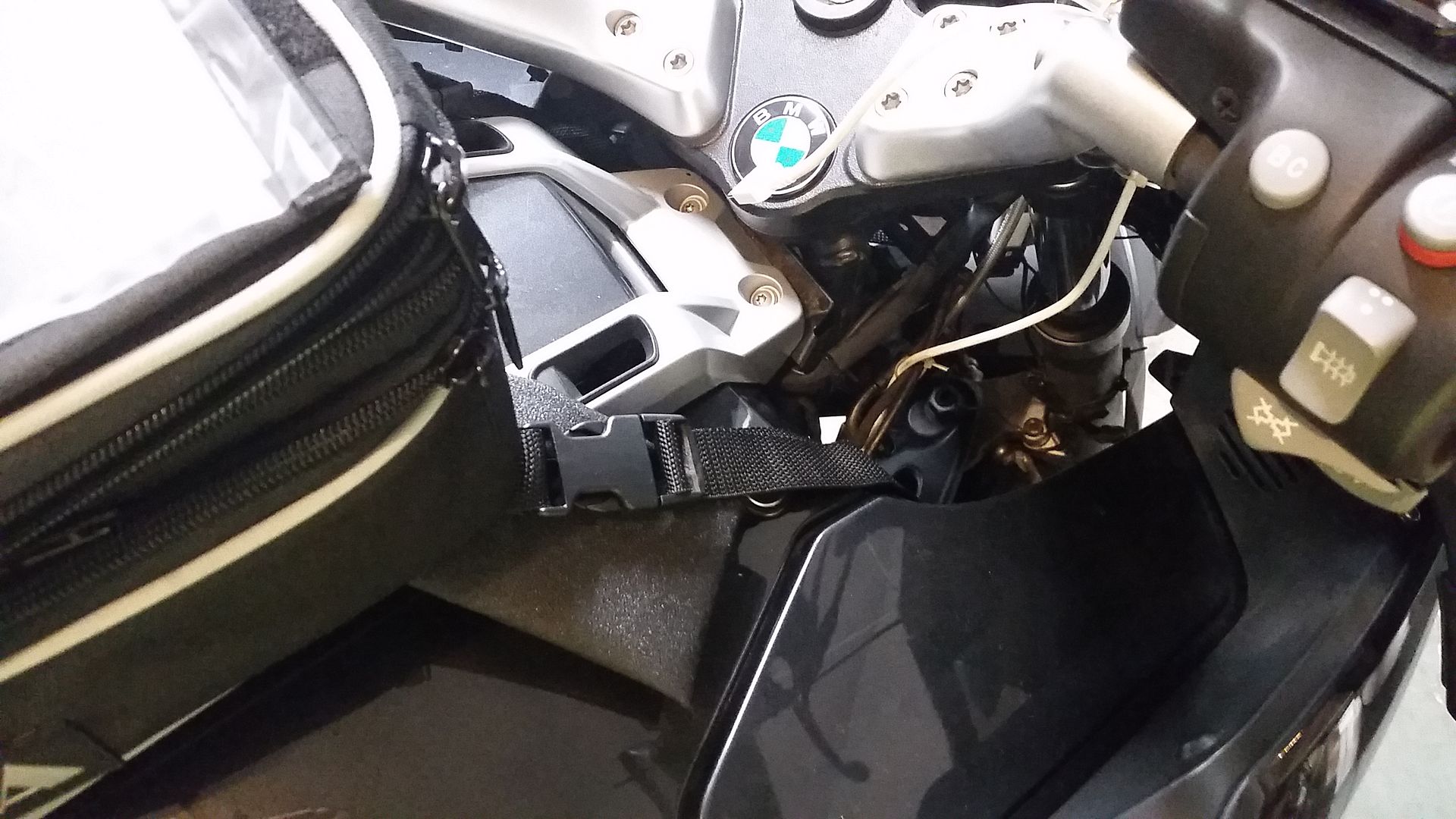 RKA 10 liter expandable (4 to 10 Liters) Tank Bag - Product Reviews by Members - BMWSportTouring